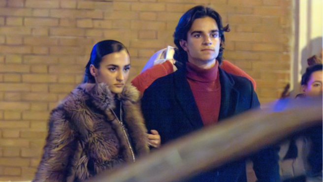 Pedro Lazaga, hijo de Rosario Flores, se deja ver besándose y muy acaramelado con su novia ...