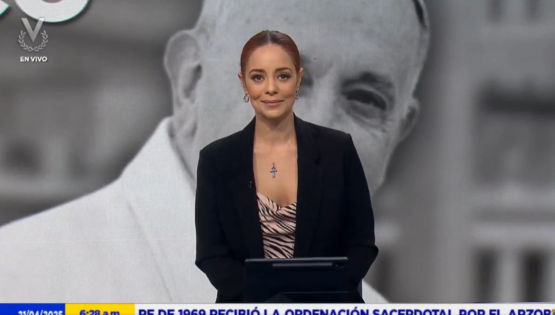 El divertido lapsus de una presentadora al confundir el papamóvil con "el batimóvil" desata los ...