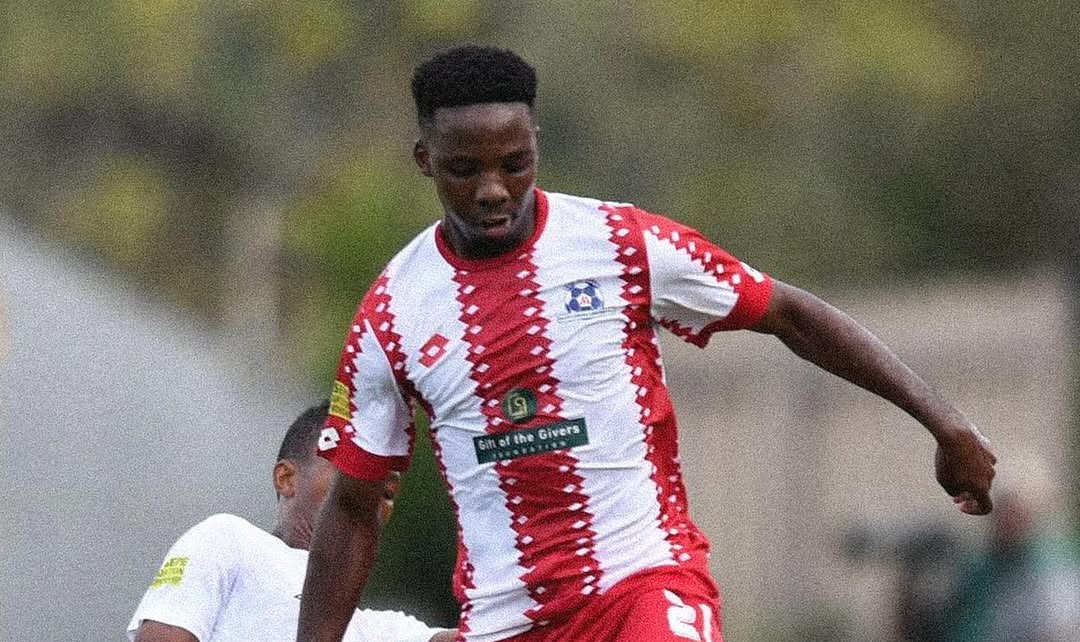 Muere un futbolista de 22 años tras desmayarse durante el calentamiento ...