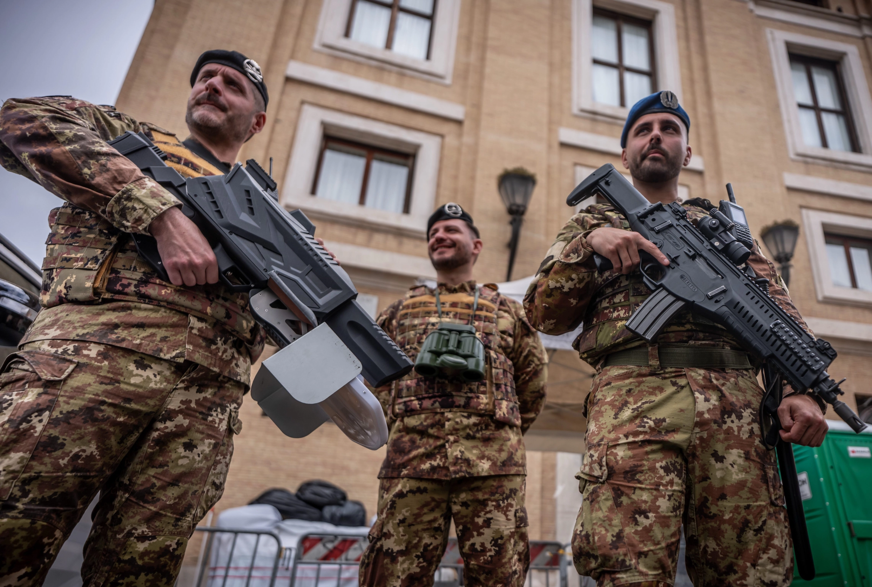 El rifle antidrones, estrella de la seguridad en el Vaticano: cómo ...