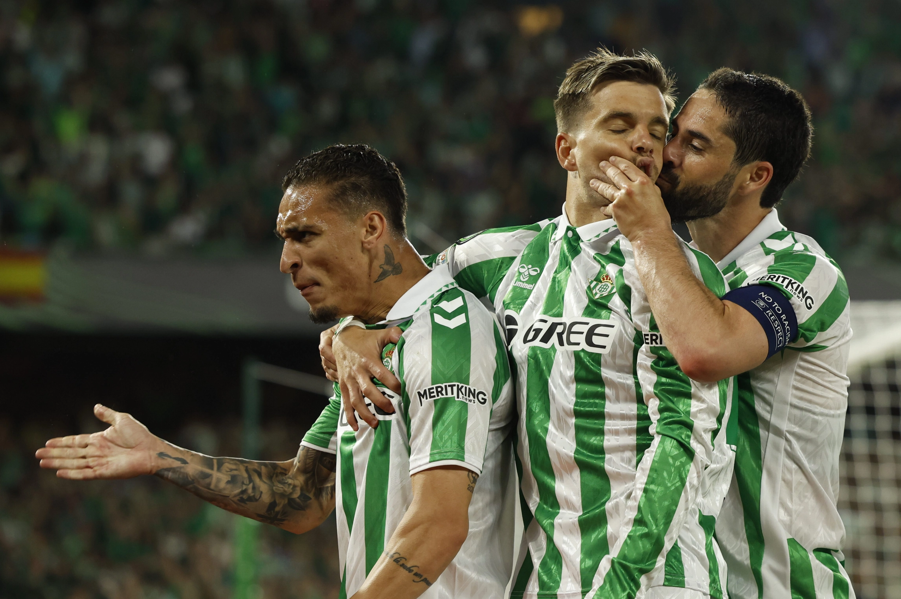 El Betis golpea primero ante la Fiorentina en la lucha por la final de ...