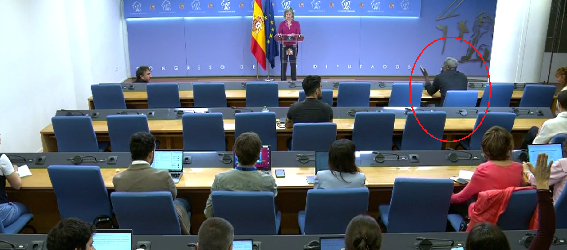 Plante de periodistas en el Congreso tras la trifulca en la rueda de prensa de Sumar con el ...