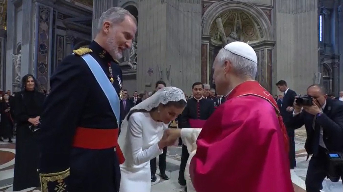 Así ha sido el saludo de los reyes Felipe VI y Letizia al papa León XIV ...