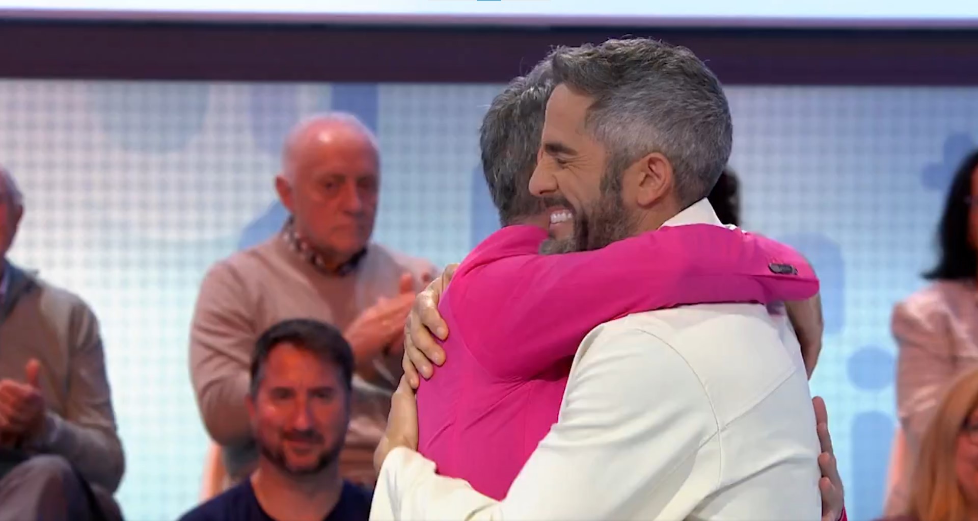 "Nunca había abrazado a un Frigopie", la reacción de Roberto Leal con el traje de Jorge Lucas en ...