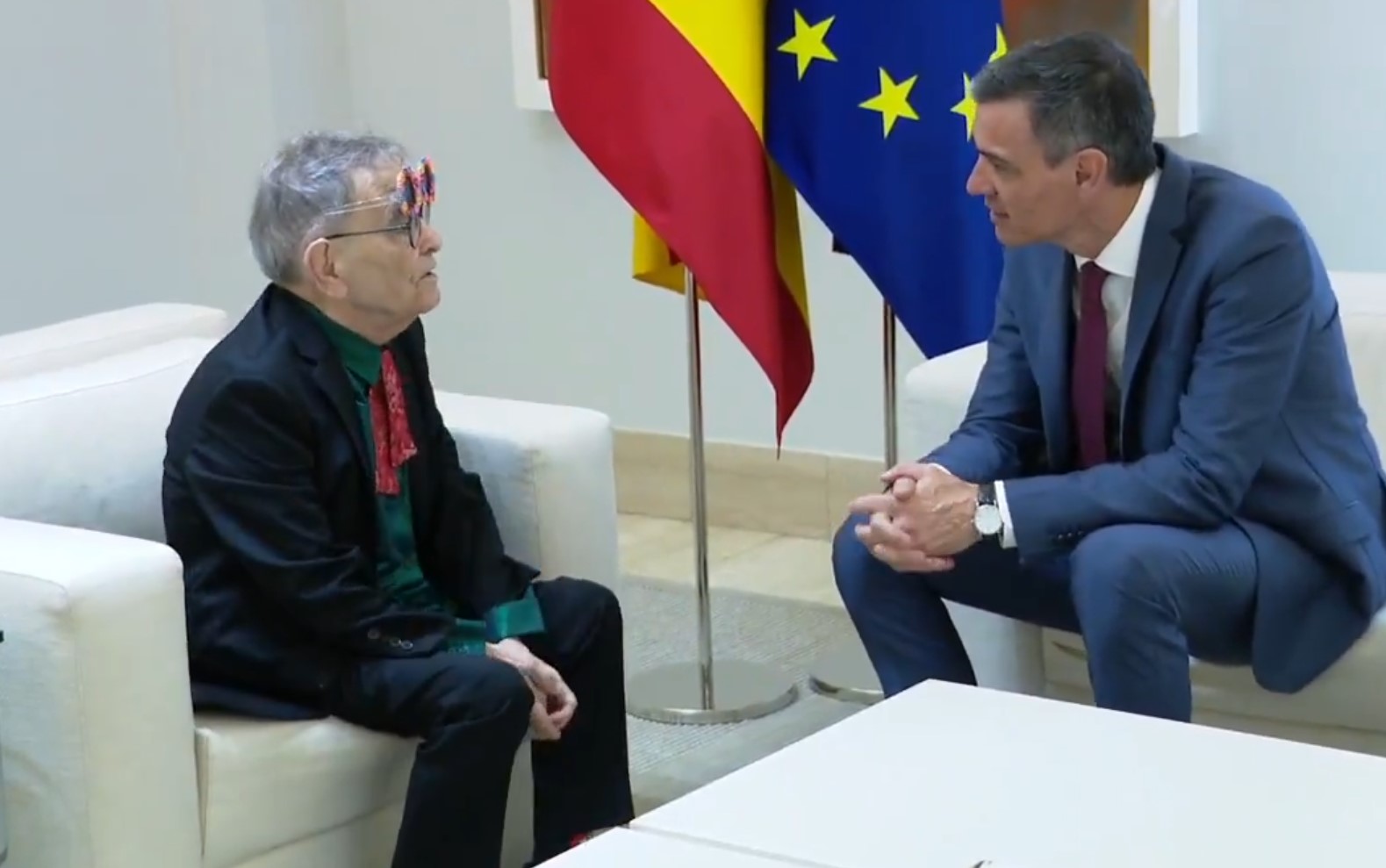 El escritor Fernando Arrabal recibe la Gran Cruz de la Orden de Isabel la Católica