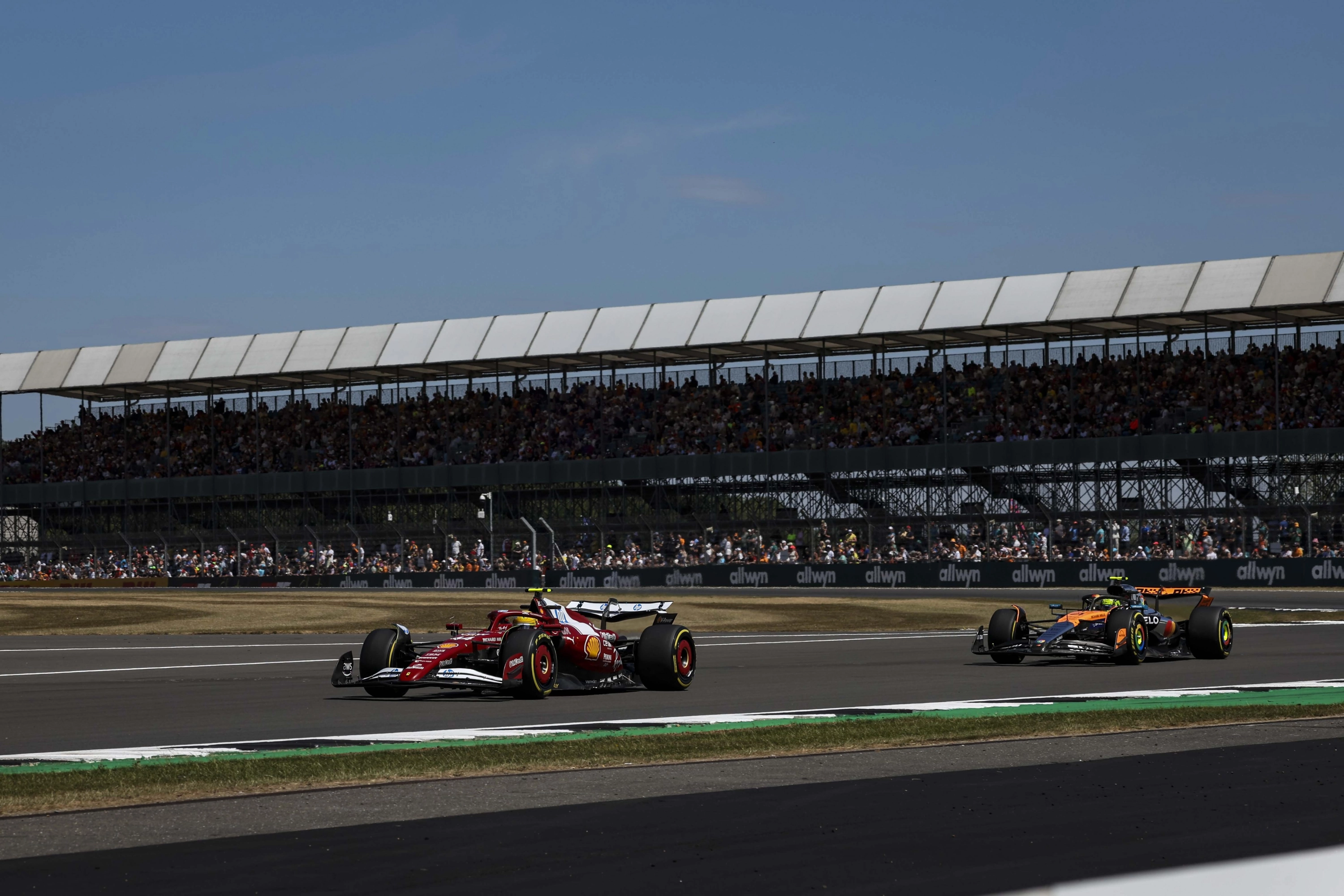 Lewis Hamilton se impone a los McLaren en los primeros libres en Silverstone